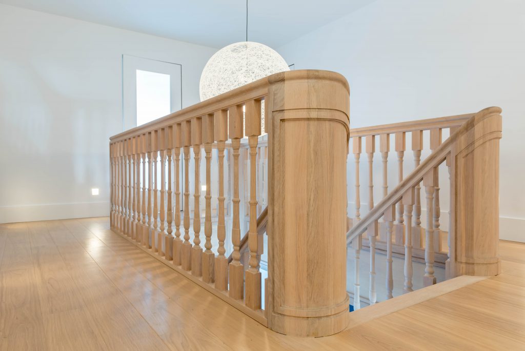 TRAP DETAILS: SPIJLEN - KONIJN HOUTBEWERKING